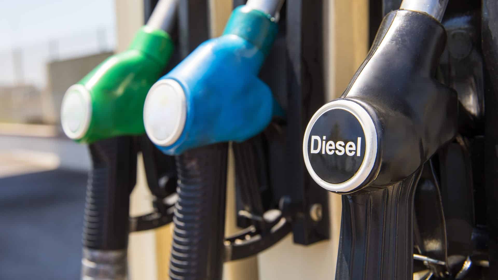 Nafta je stále drahšia ako benzín. Prečo sa rozdiel bude zväčšovať?